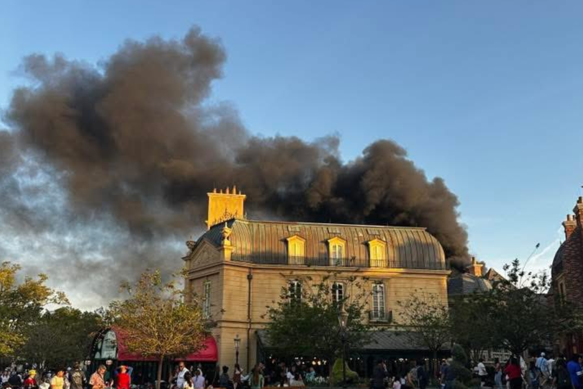Un enorme incendio en el World Showcase causó pánico en EPCOT - Orlando ...
