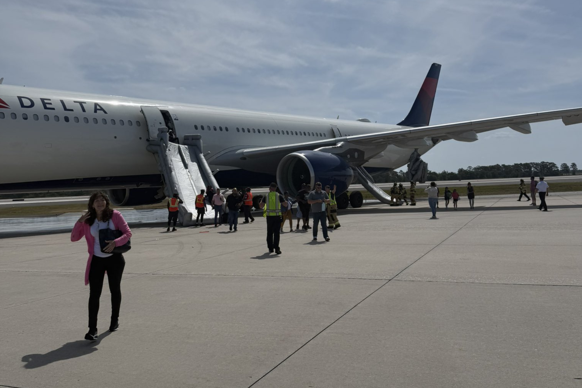 Casi 300 pasajeros fueron evacuados de un avión en el Aeropuerto de Orlando - Orlando Al Día